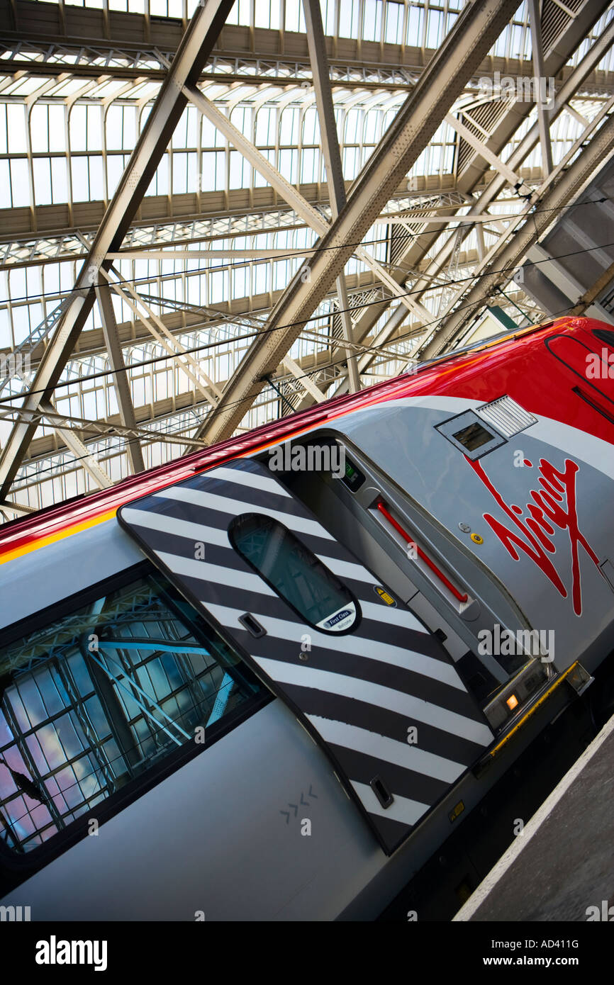 VIRGIN RAIL TRAIN IN CENTRAL STATION GLASGOW Stock Photo - Alamy