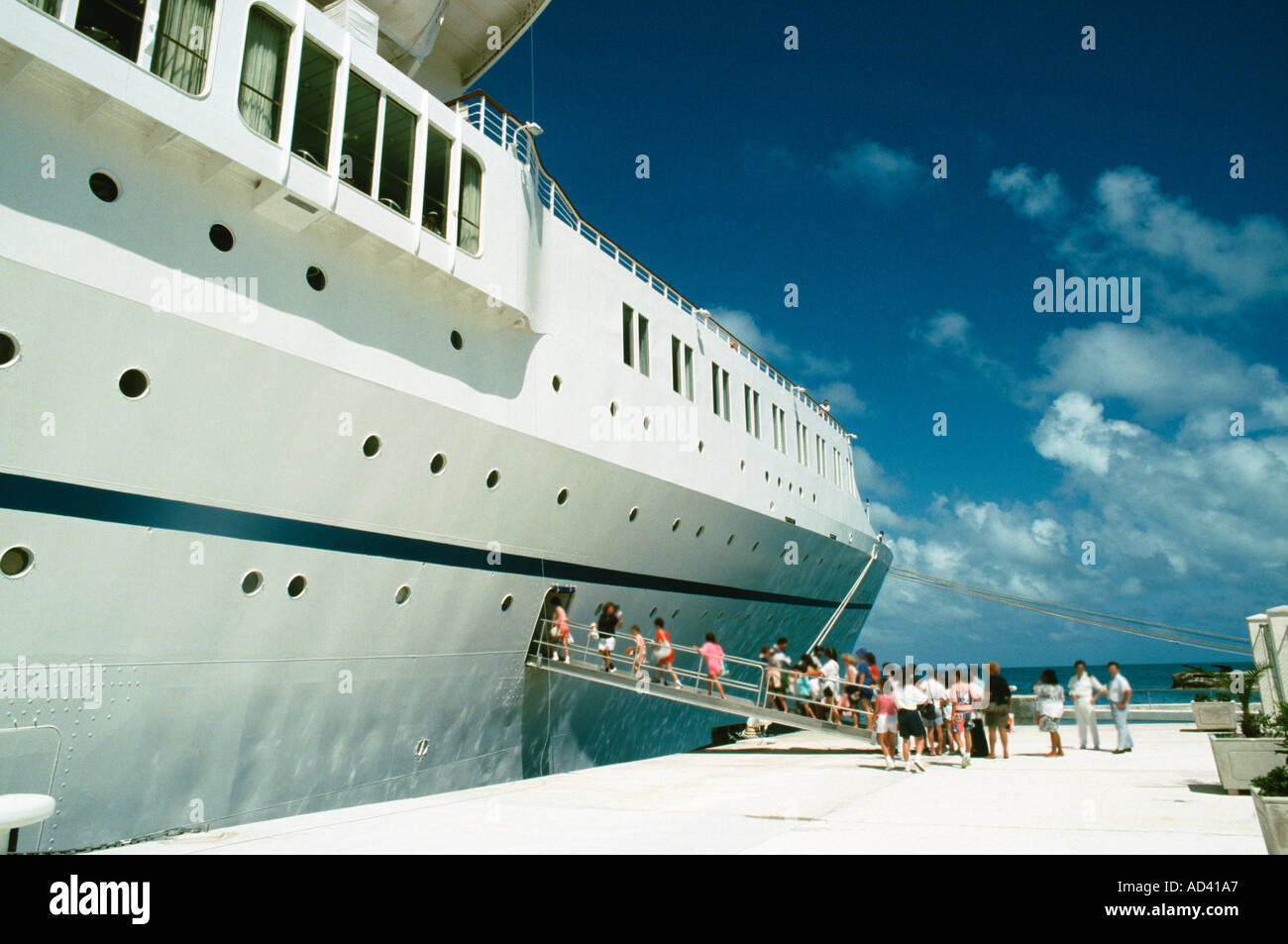 Passengers boarding cruise ship Stock Photo - Alamy