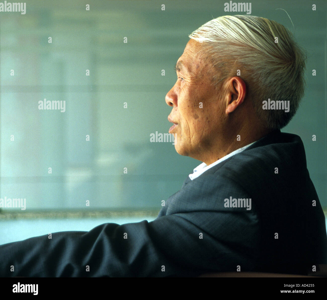 Chinese man profile hi-res stock photography and images - Alamy