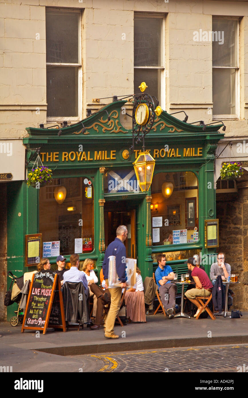 The Royal Mile pub The Royal Mile Edinburgh Stock Photo - Alamy