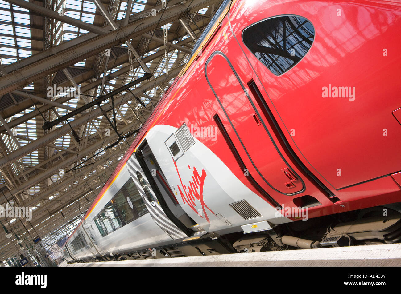 VIRGIN RAIL TRAIN IN CENTRAL STATION GLASGOW Stock Photo - Alamy