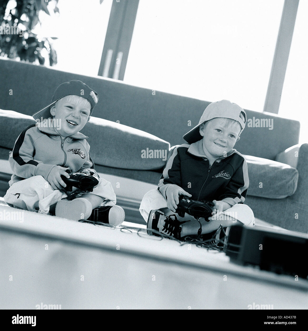 Boy plays on xbox hi-res stock photography and images - Alamy