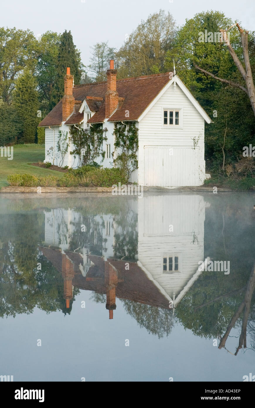 White boat house hi-res stock photography and images - Alamy