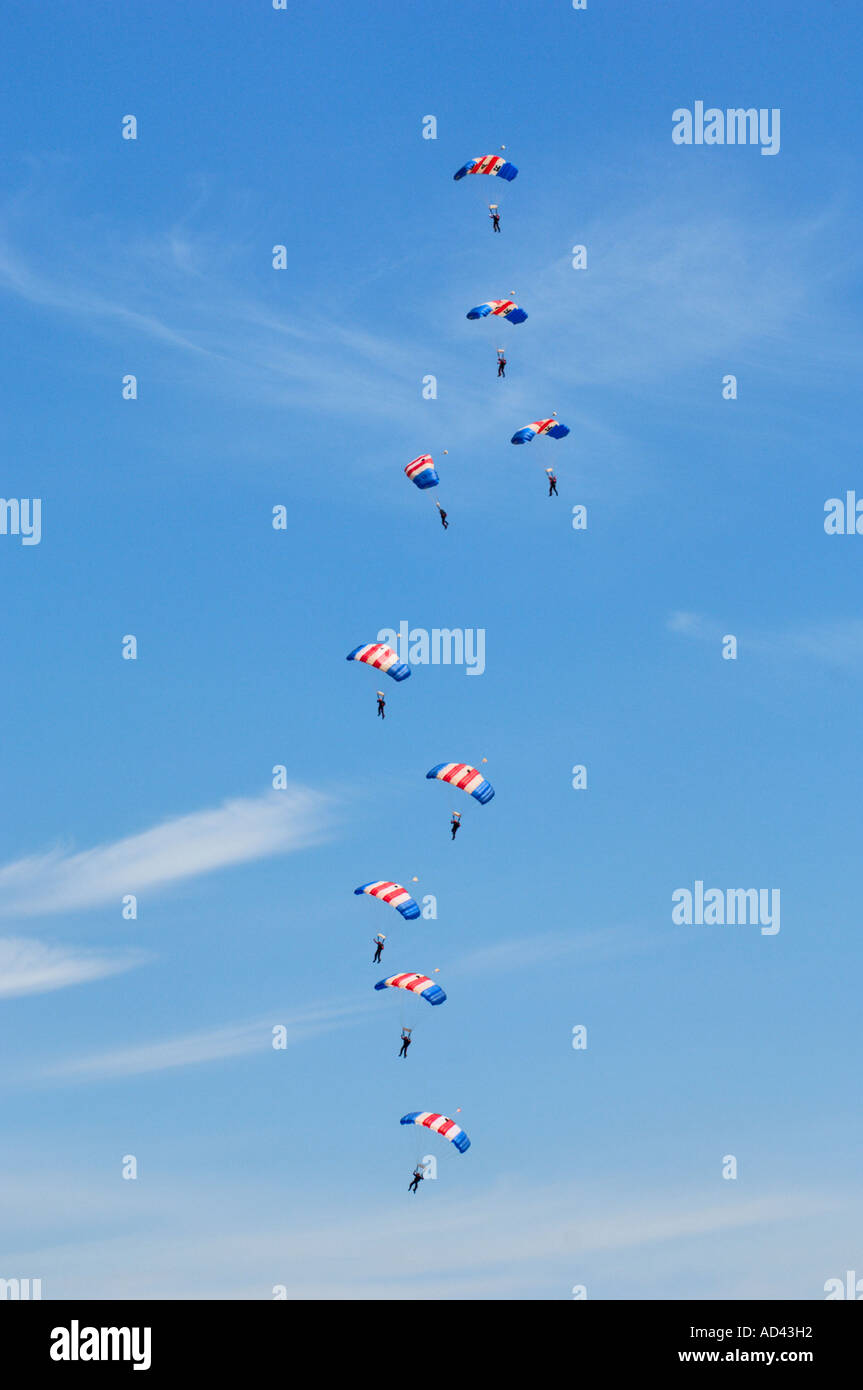 Parachutists parachutes hi-res stock photography and images - Alamy