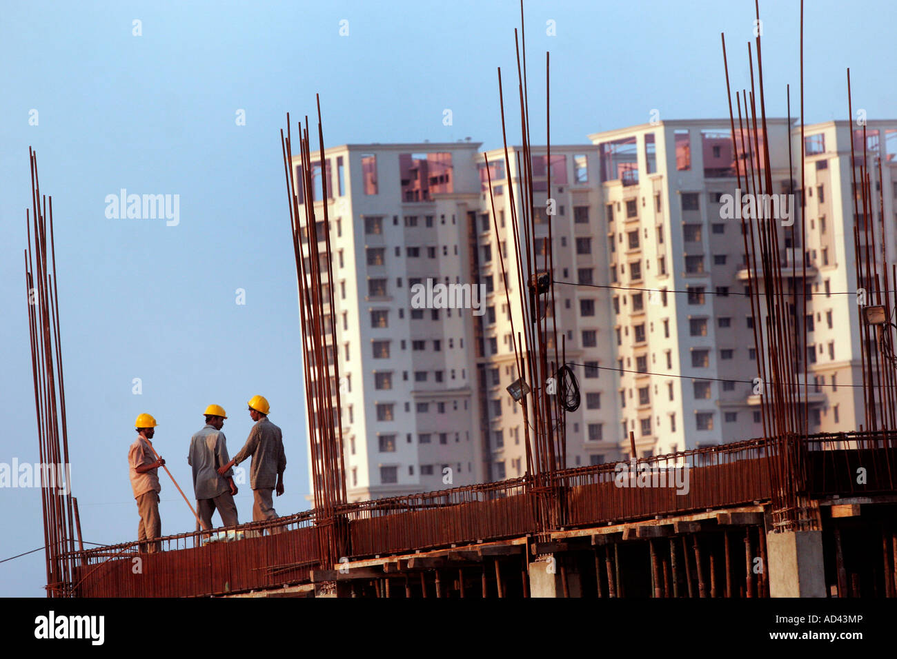 Construction workers build a new high-rise building in Kolkata ...