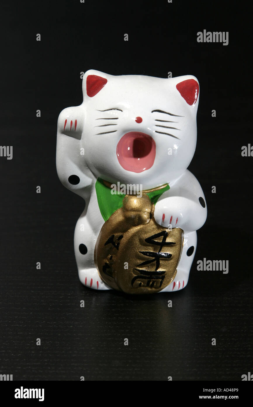 A yawning Japanese good luck cat Stock Photo - Alamy