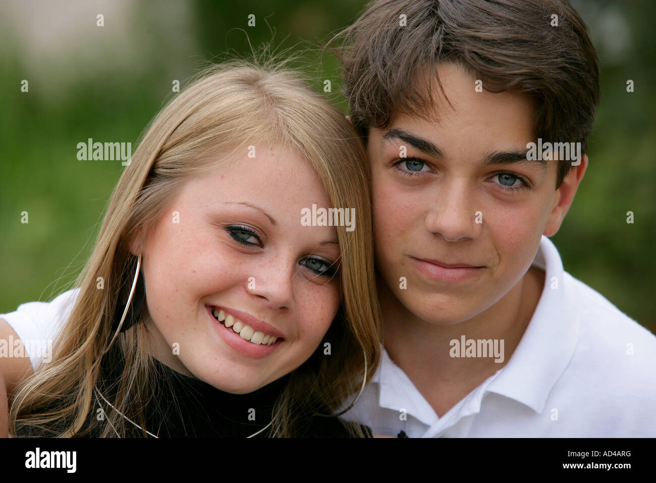Couple ados hi-res stock photography and images - Alamy