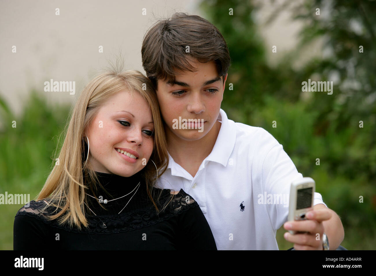 Couple ados hi-res stock photography and images - Alamy