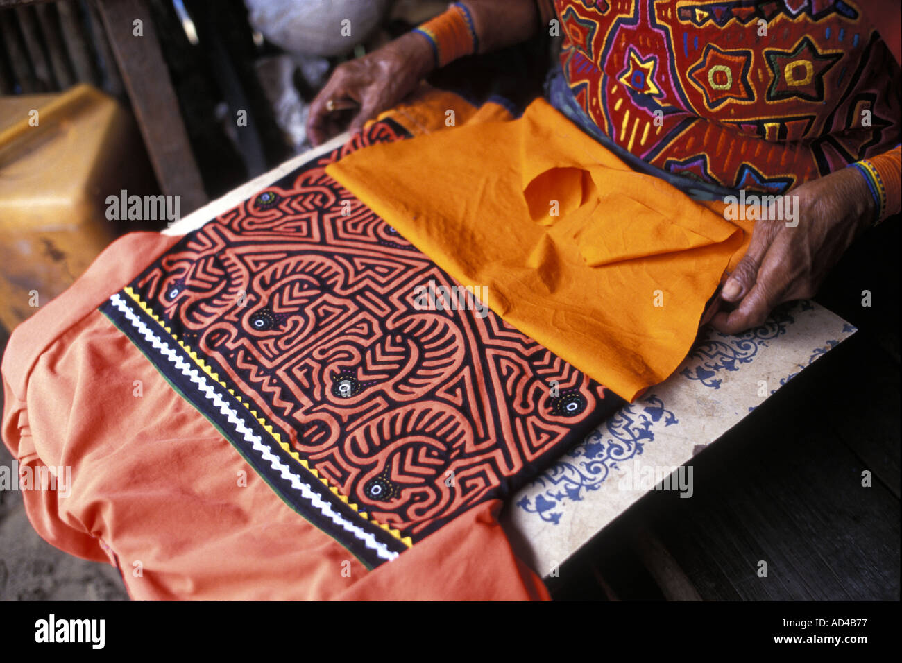 PANAMA NATIVE KUNA WOMAN WEAVING MOLAS SAN BLAS ISLANDS CARIBBEAN COAST ...