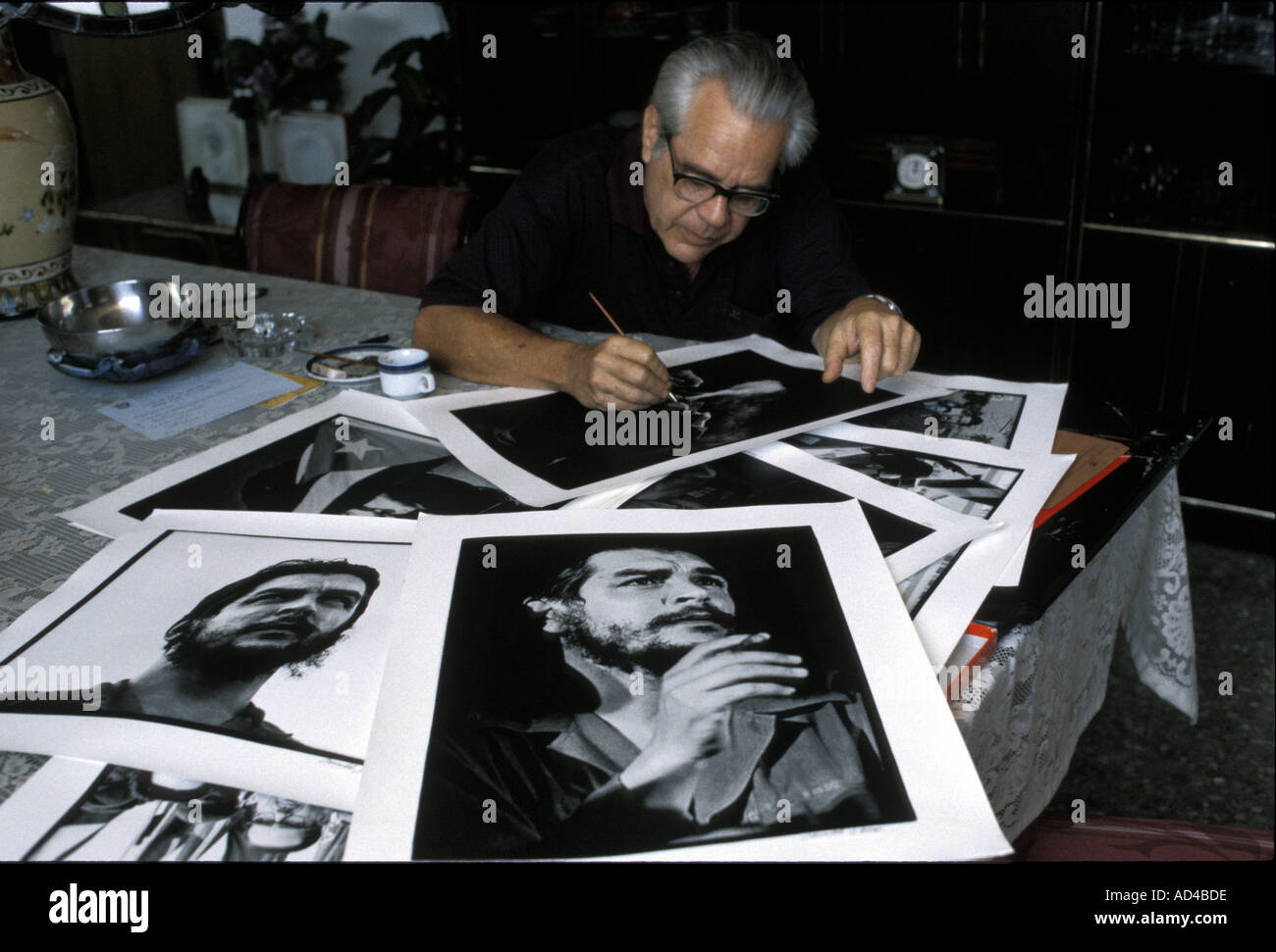 CUBA PHOTOGRAPHER ROBERTO SALAS WITH PRINTS OF FAMOUS PICTURES OF CHE ...