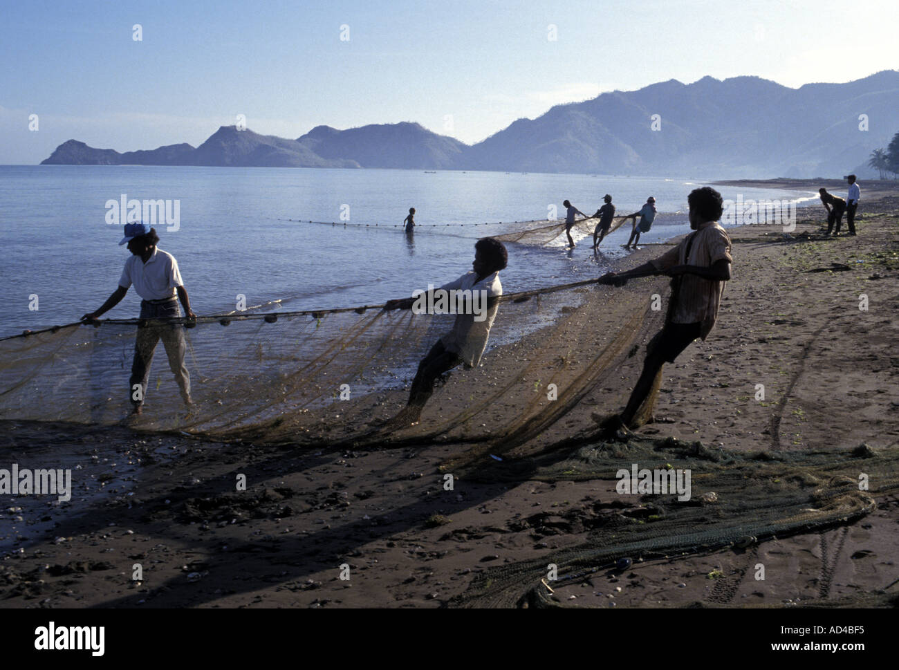 TIMOR-LESTE. FISHERMEN AT AREIA BRANCA BEACH NEAR DILI Stock Photo - Alamy