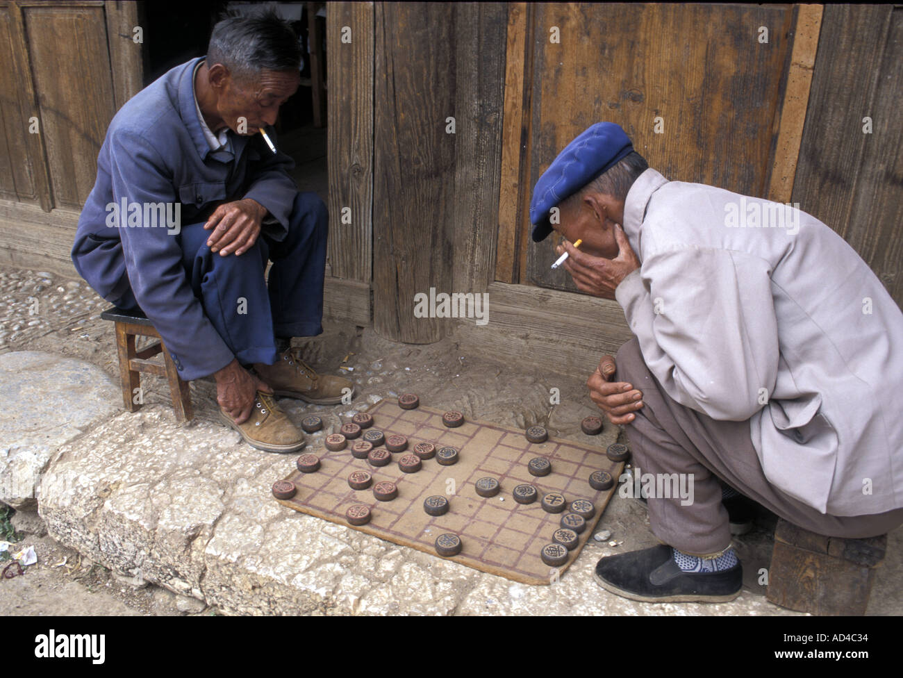CHINA OLD MEN PLAYING A TRADITIONAL GAME OF DRAUGHTS LIJIANG YUNNAN ...