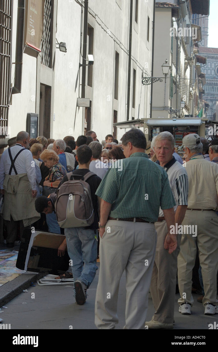 Queue outside museum hi-res stock photography and images - Alamy