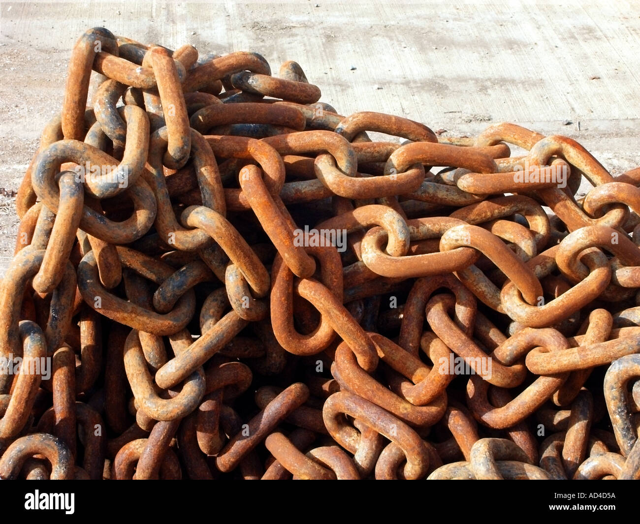 Heavy duty rusty chains hi-res stock photography and images - Alamy