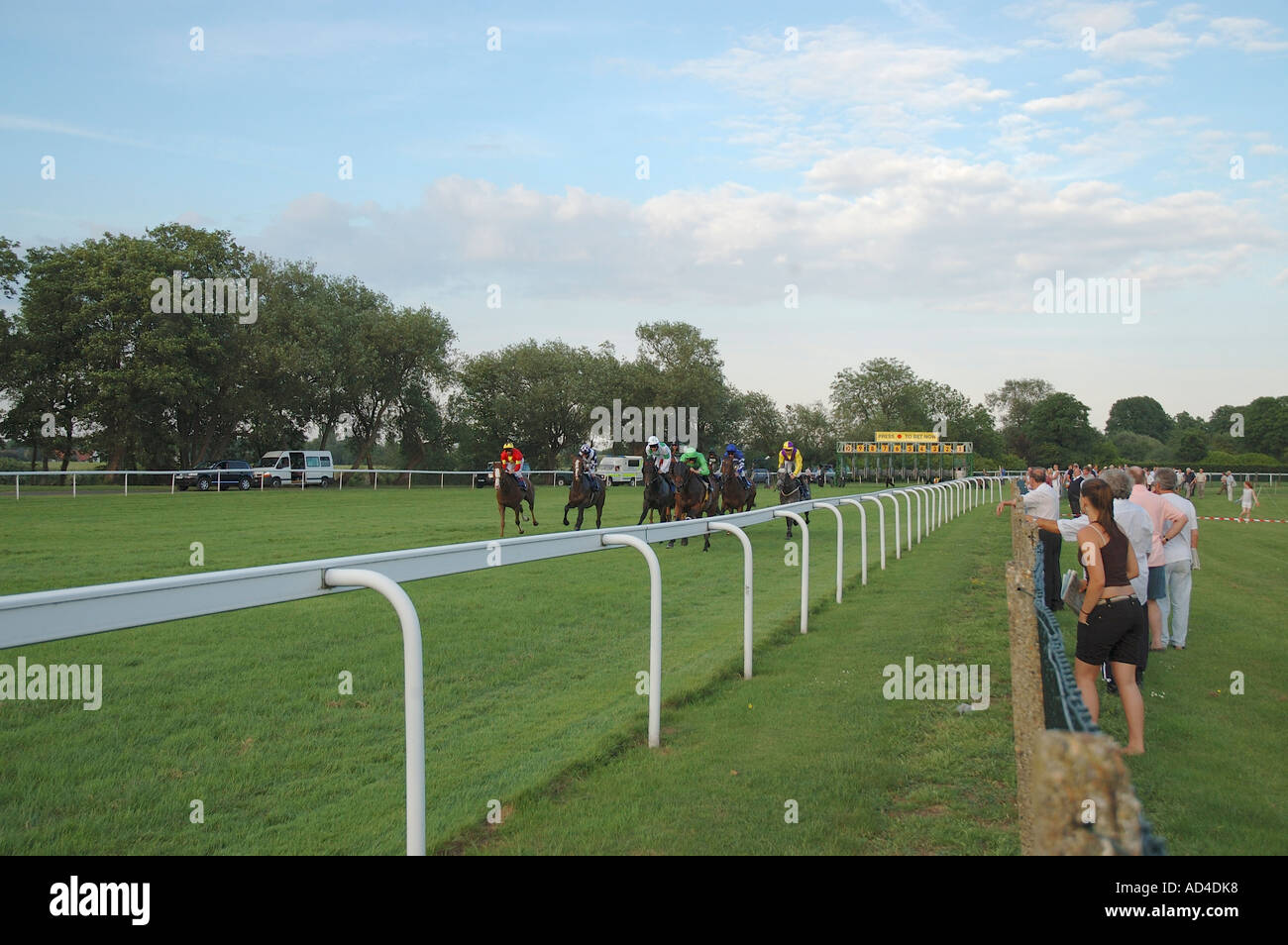 Royal windsor racecourse hi-res stock photography and images - Alamy
