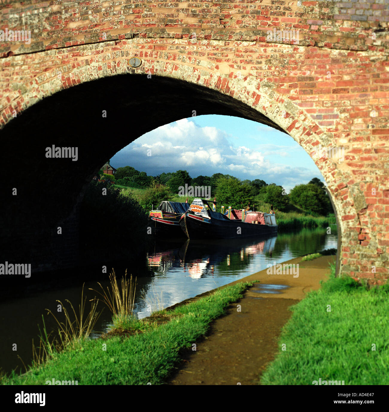 Canal boats passing under a bridge hi-res stock photography and images ...