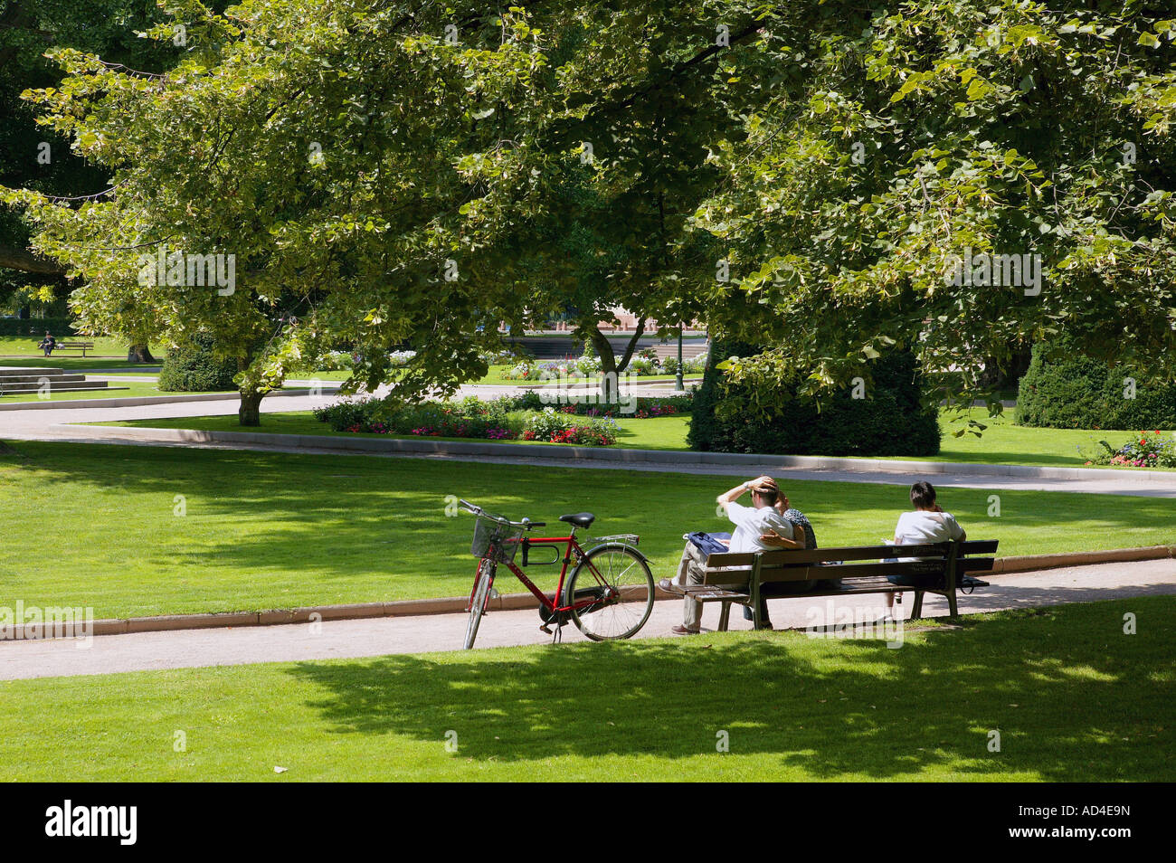 People sitting on a bench in a park Stock Photo - Alamy