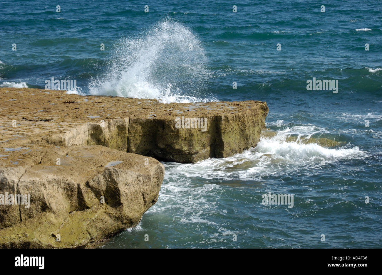 Breaking waves over rocks hi-res stock photography and images - Alamy