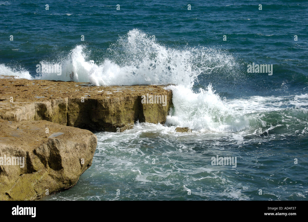 Waves breaking portland bill hi-res stock photography and images - Alamy