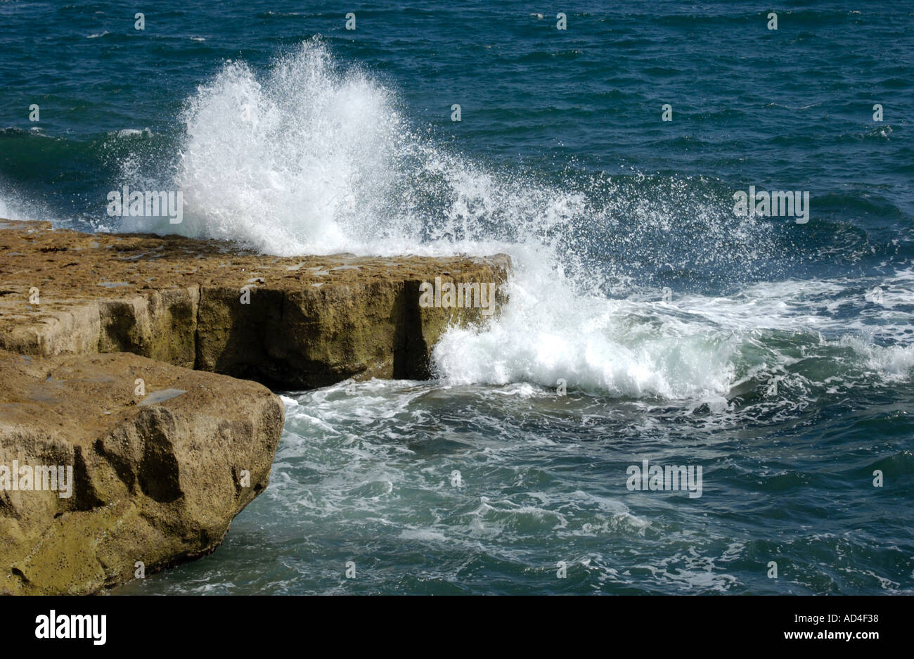 Waves breaking portland bill hi-res stock photography and images - Alamy