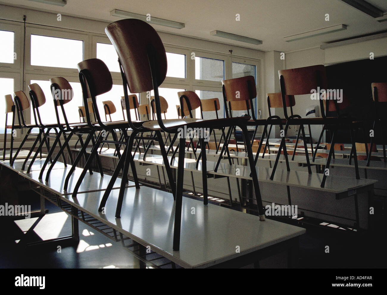Empty classroom hi-res stock photography and images - Alamy