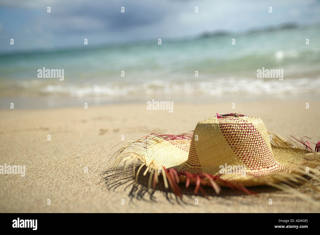 Hat on a beach Stock Photo - Alamy