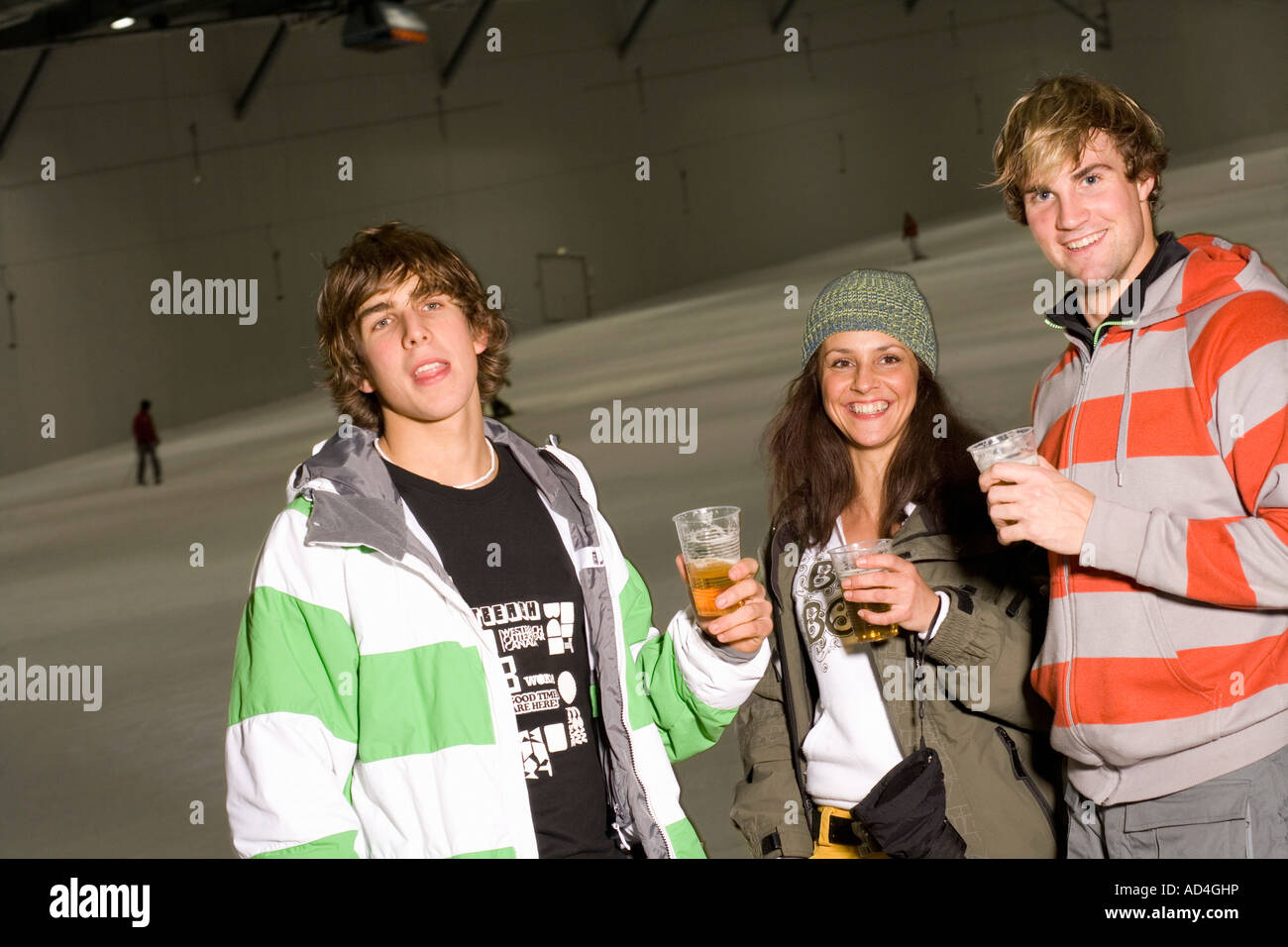 Friends beer snow hi-res stock photography and images - Alamy