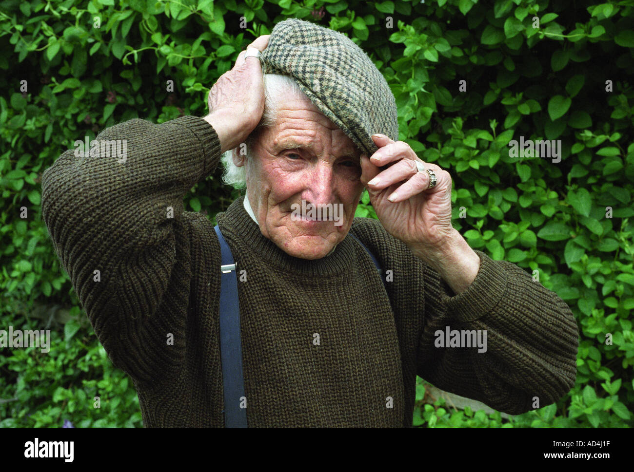 AN ELDERLY GYPSY MAN ON A CARAVAN PARK NEAR HARLOW IN ESSEX UK Stock ...