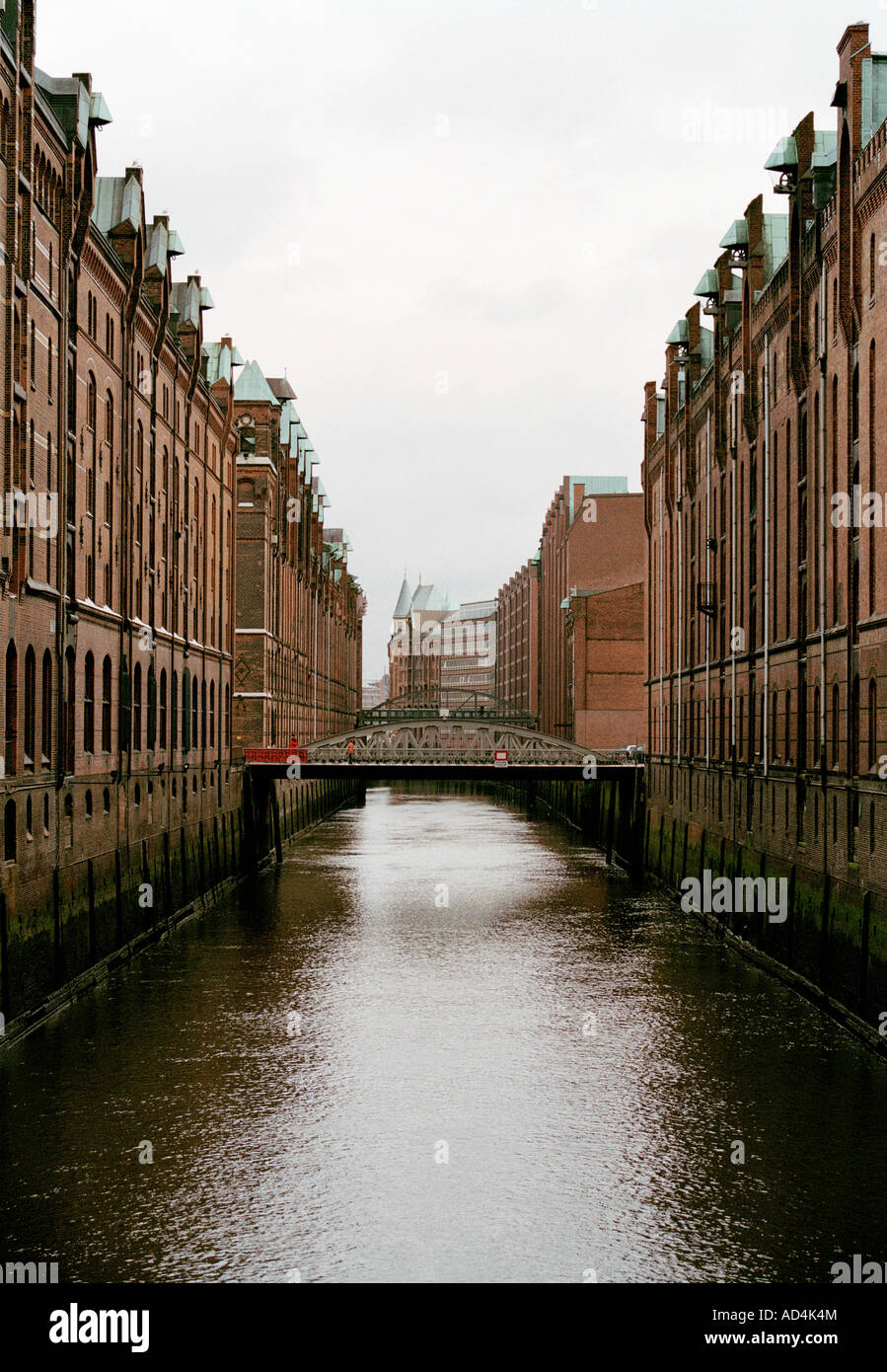 River between buildings hi-res stock photography and images - Alamy