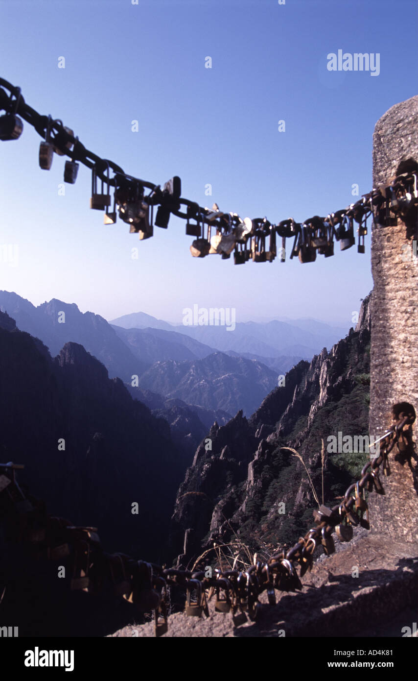Chain of padlocks Huang shan mountains Stock Photo - Alamy