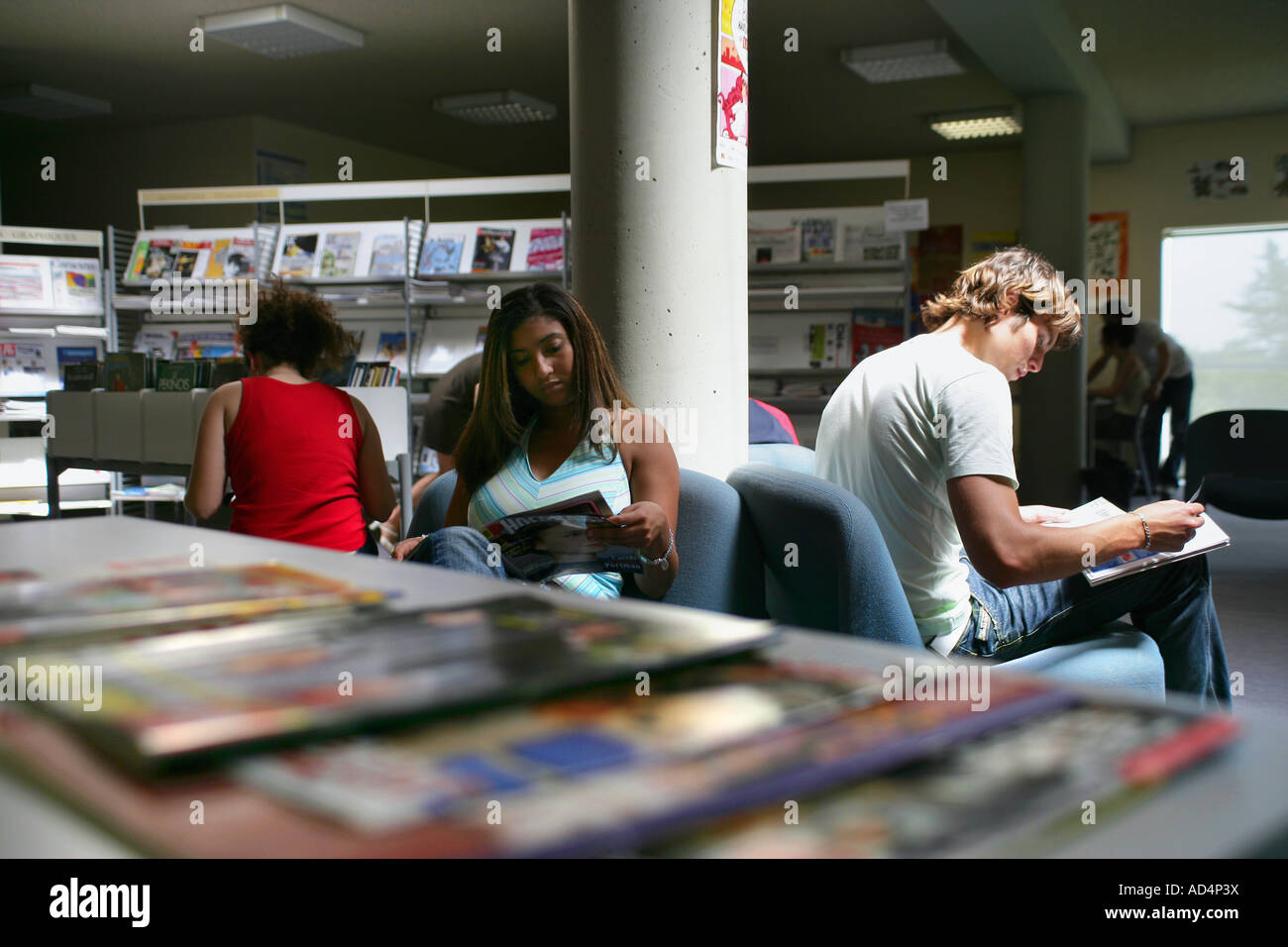 Students in the library Stock Photo - Alamy