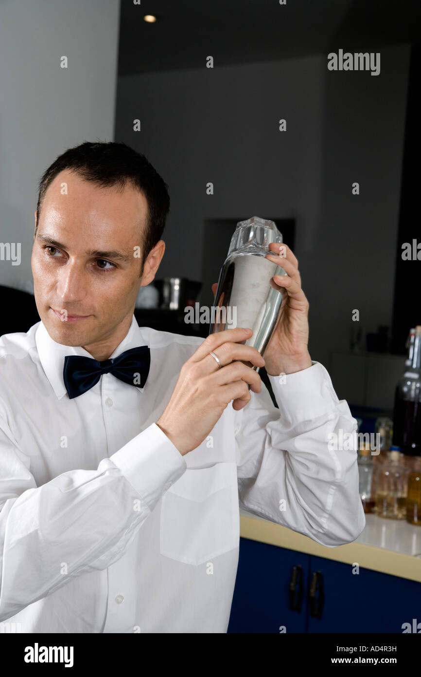 A bar tender shaking a cocktail Stock Photo - Alamy