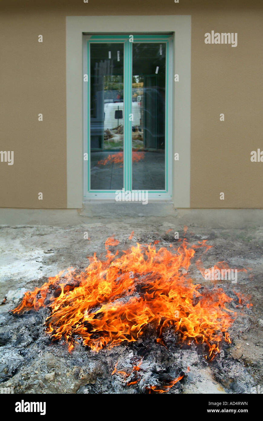 Fire in front of a building Stock Photo - Alamy