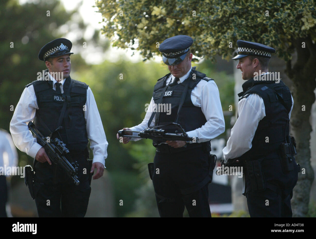 The Bill actors with guns Stock Photo - Alamy