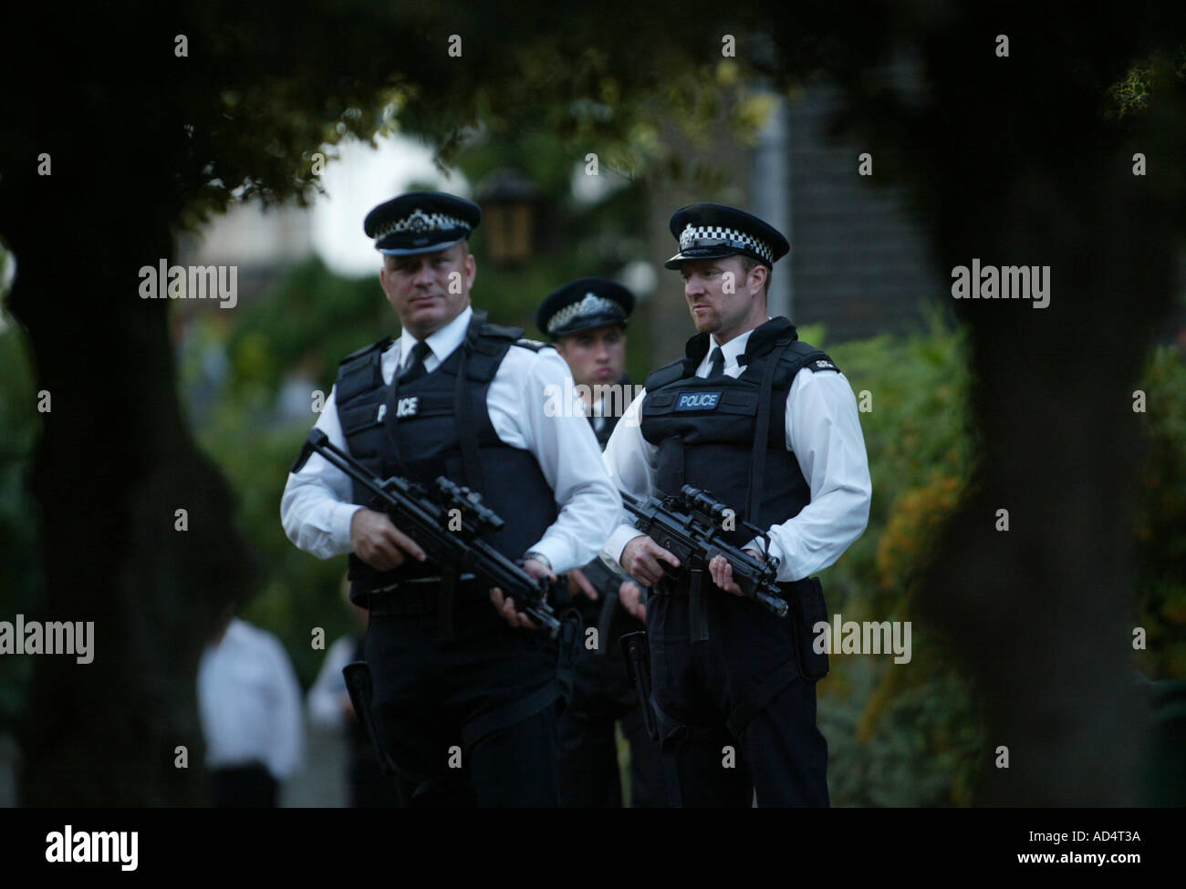 The Bill actors with guns Stock Photo - Alamy