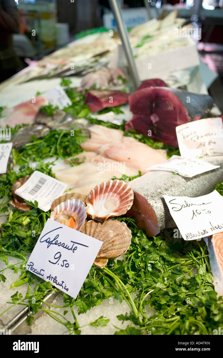 Fresh fish stall Stock Photo - Alamy