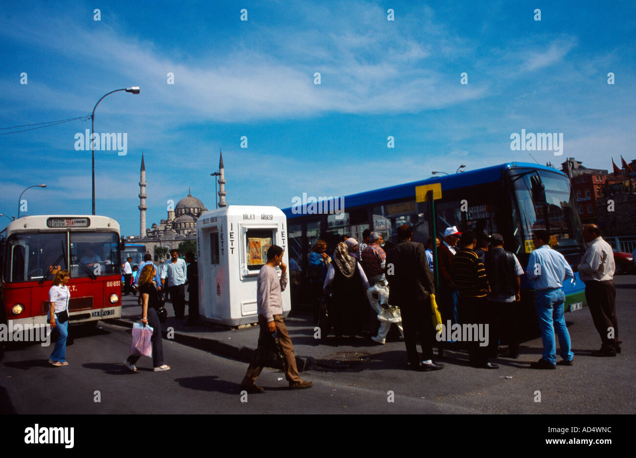 Station crowds hi-res stock photography and images - Alamy