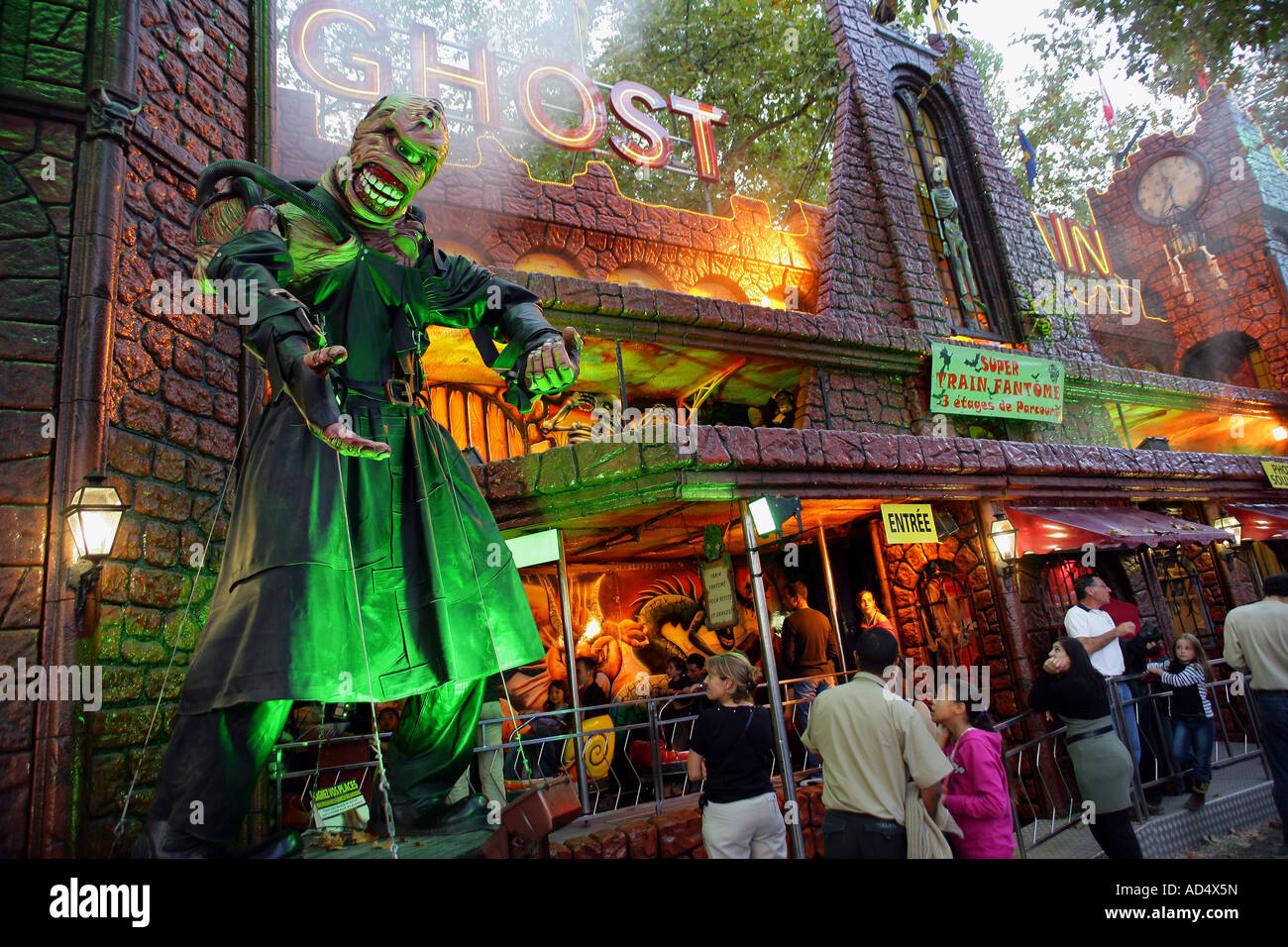 Carnival fun house activity hi-res stock photography and images - Alamy