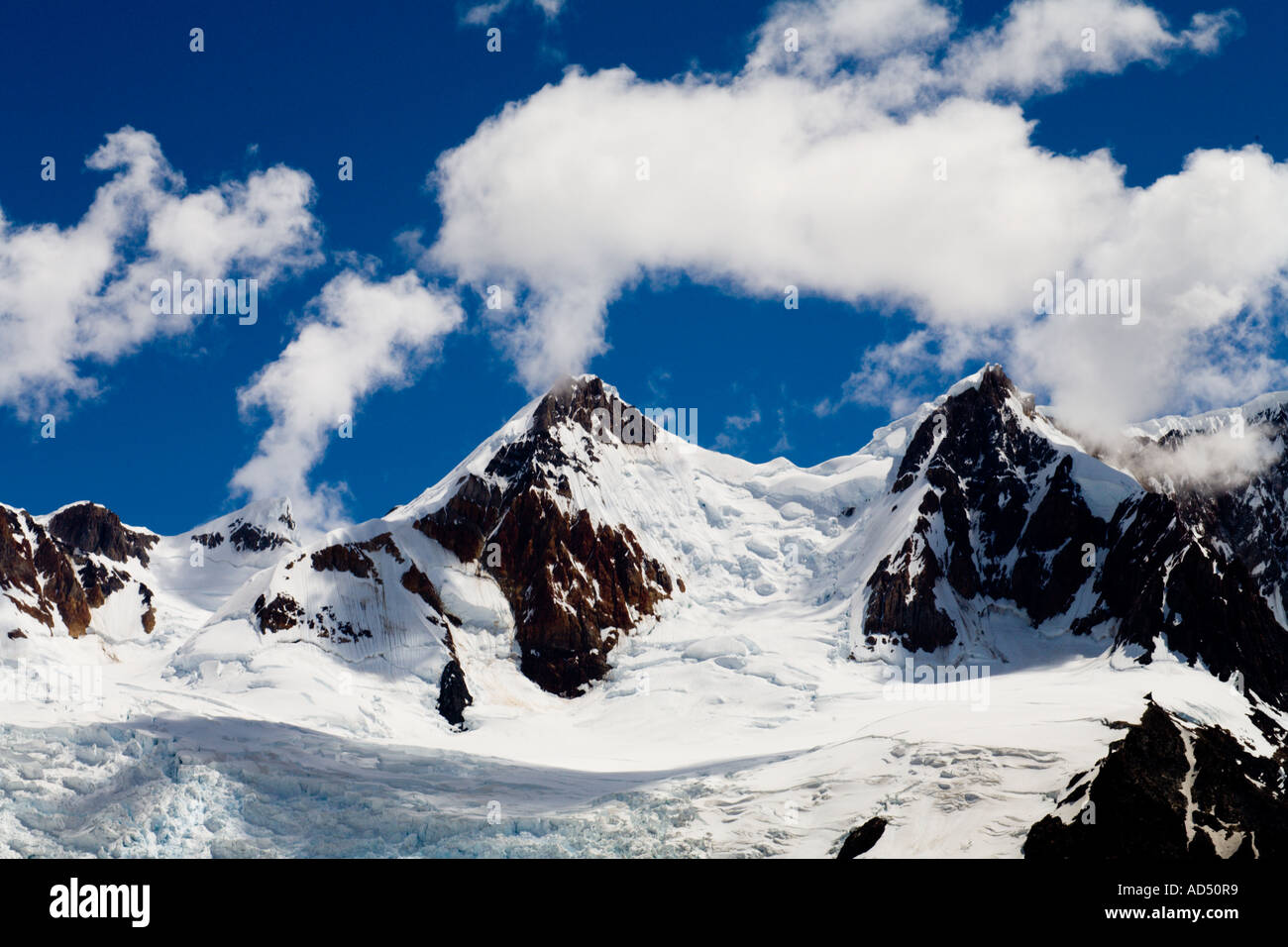 Sky clear blue white cloud wisps hi-res stock photography and images ...