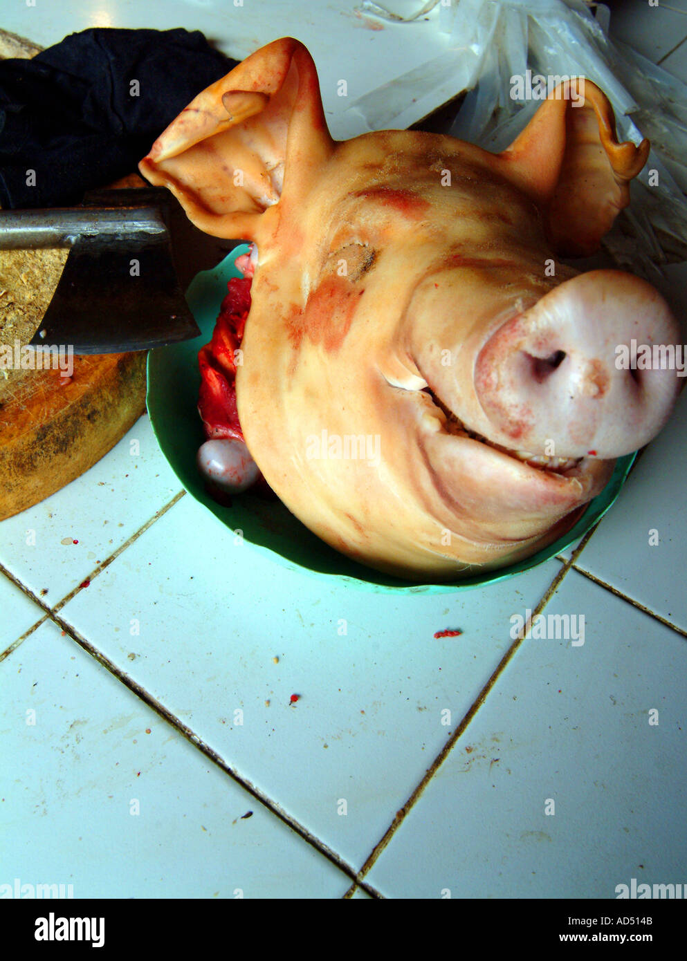 Butchered pig head hi-res stock photography and images - Alamy