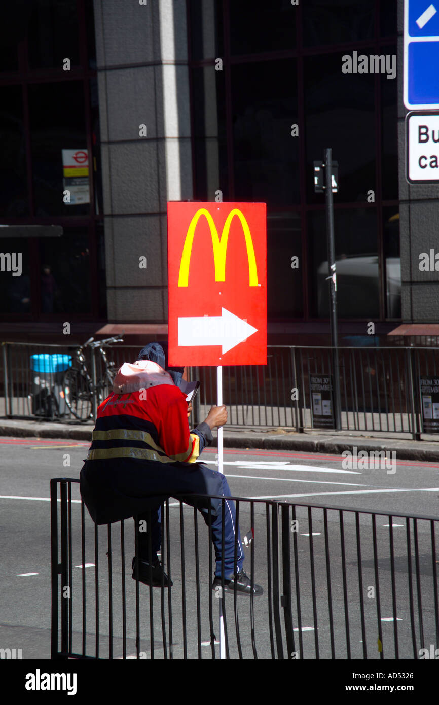 Mcdonalds employee working mcdonalds fast hi-res stock photography and ...