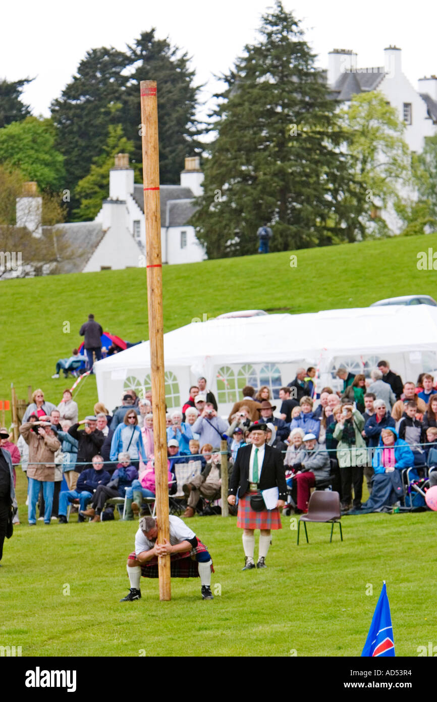 Toss caber tossing lift pole hi-res stock photography and images - Alamy