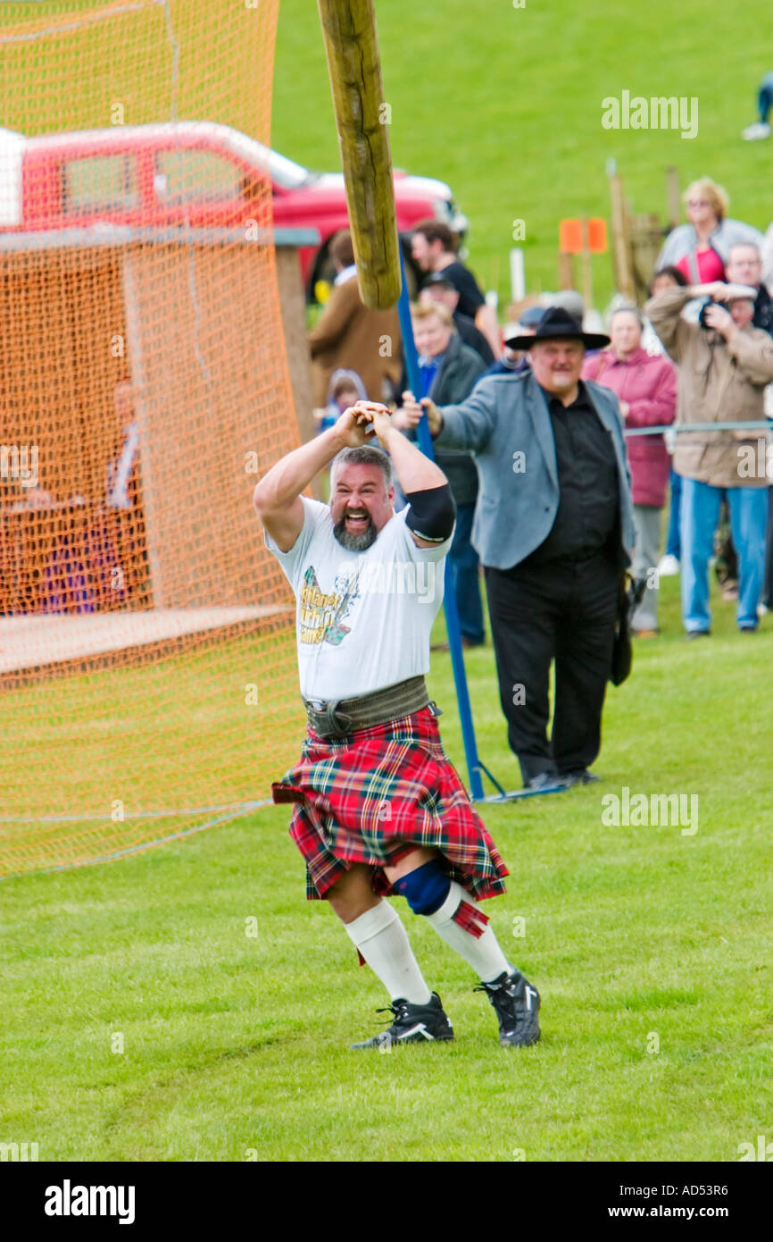 Tossing the caber at the 2006 Atholl Gathering Highland Games Stock ...