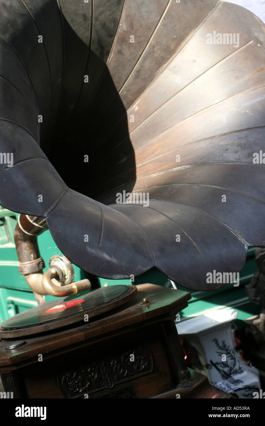 Old gramaphone hi-res stock photography and images - Alamy