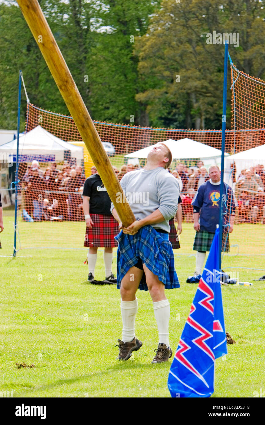 Toss caber tossing lift pole hi-res stock photography and images - Alamy