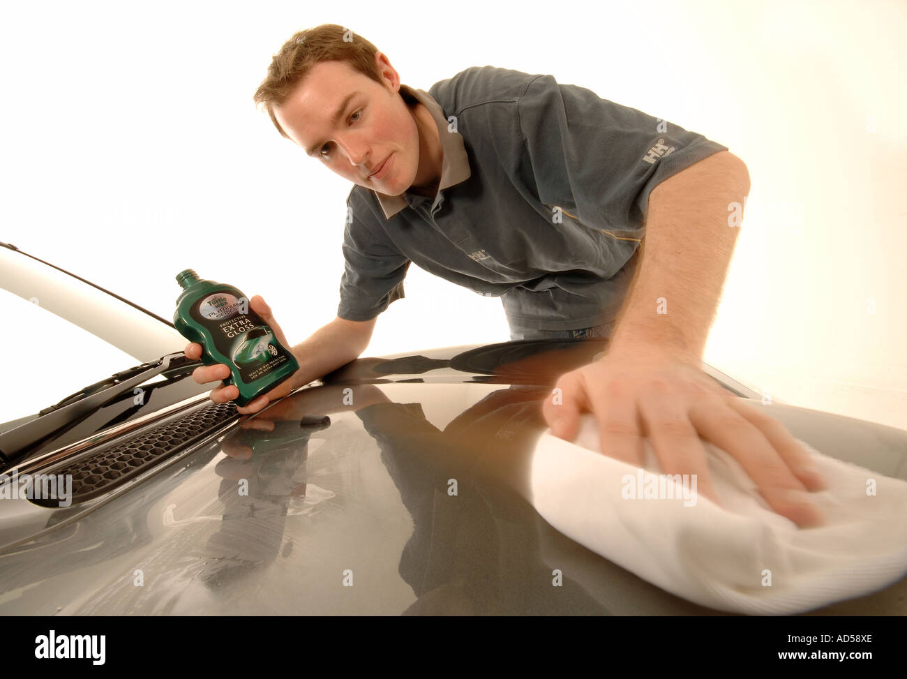 Man polishing car bonnet hi-res stock photography and images - Alamy