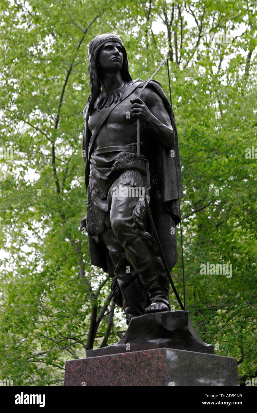 Native American Statue Stock Photo - Alamy
