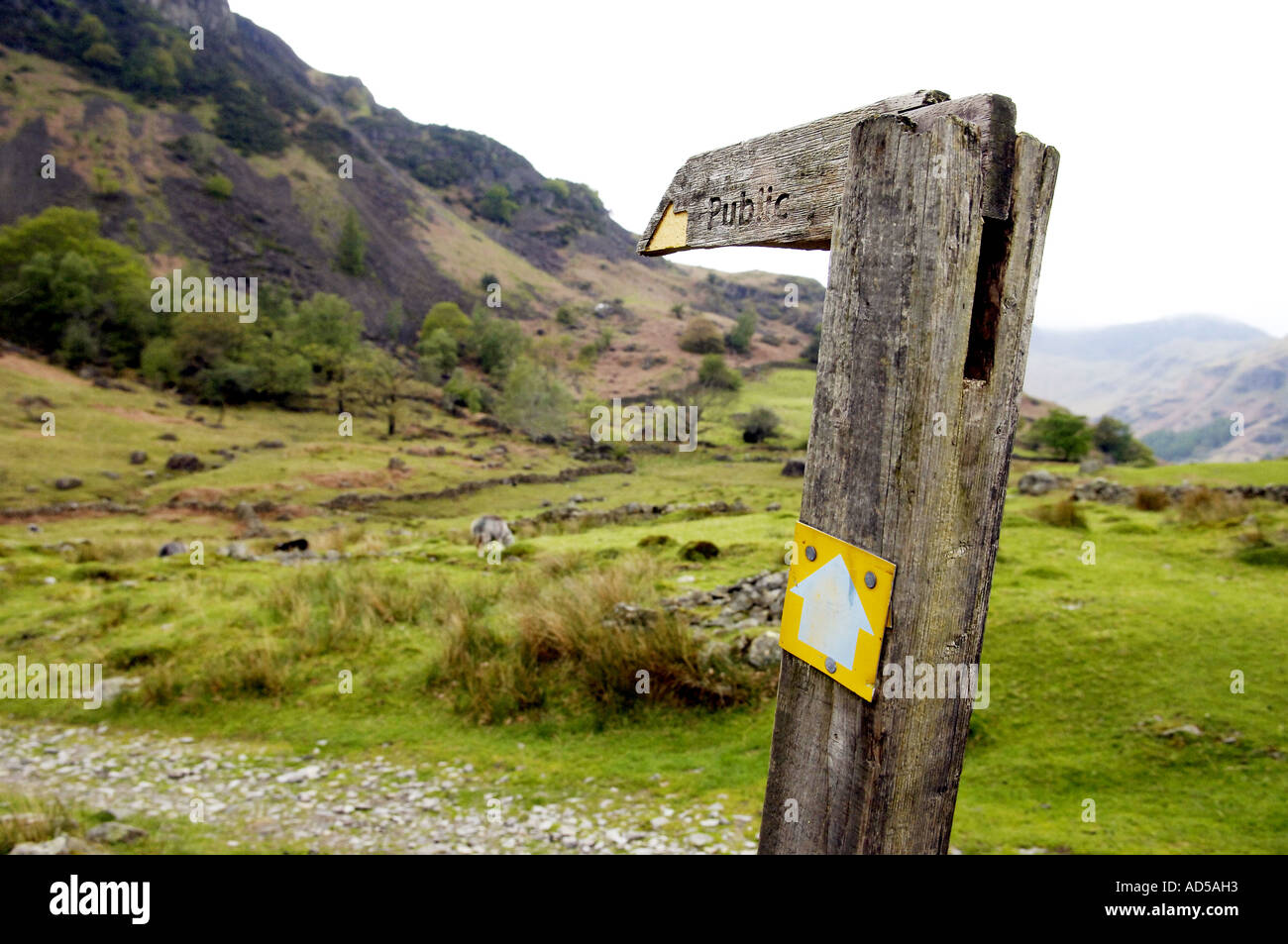 Broken footpath sign hi-res stock photography and images - Alamy