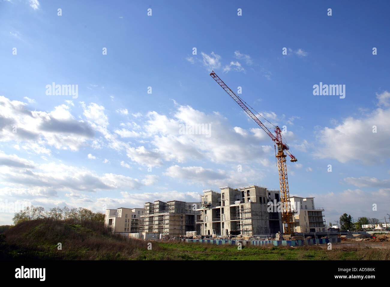 Derrick at a building site Stock Photo - Alamy