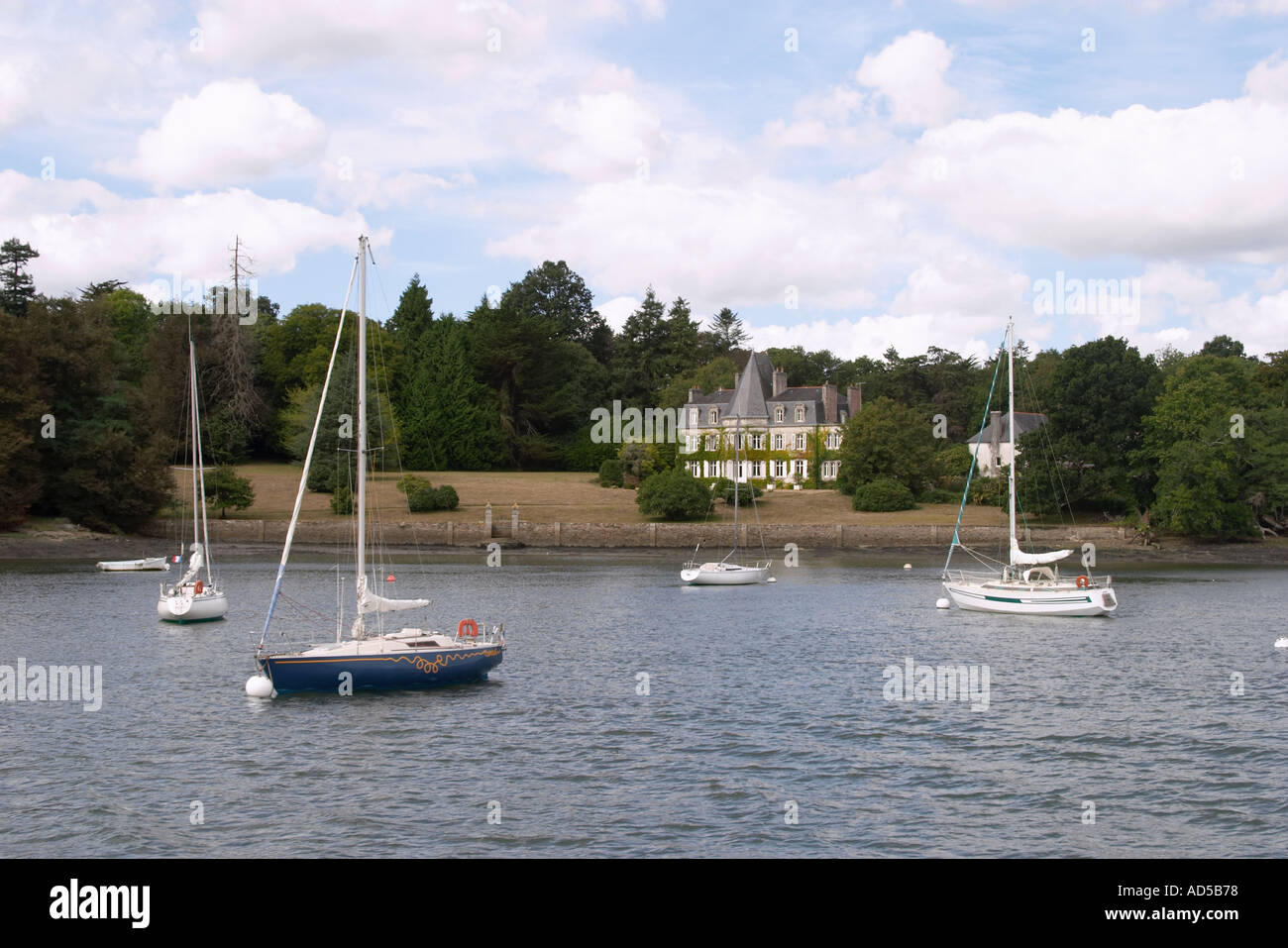 Odet river chateau Benodet S Brittany Stock Photo - Alamy
